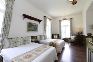 Quarto quádruplo clássico | Individualmente decorados, individualmente mobiliados, escrivaninha