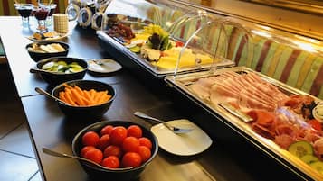 Café da manhã com buffet grátis todos os dias