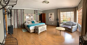 Quarto Triplo Executivo (Room 18 & 19) | Com decoração personalizada, com mobília individualizada, secretária