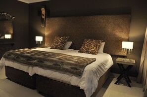 Quarto Executivo (Room 8) | Com decoração personalizada, com mobília individualizada, secretária