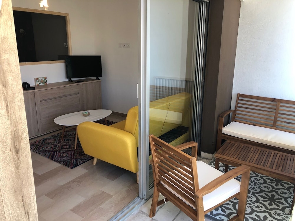 Charmantes, Renoviertes 2-zimmer-apartment Mit Großer Terrasse Und Freiem Blick In Cannes - Le Cannet