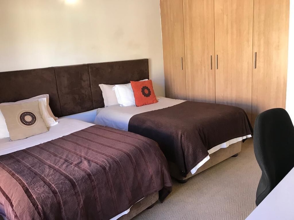 La Casa Con 3 Camere Da Letto Può Ospitare 6 Persone - Sandton
