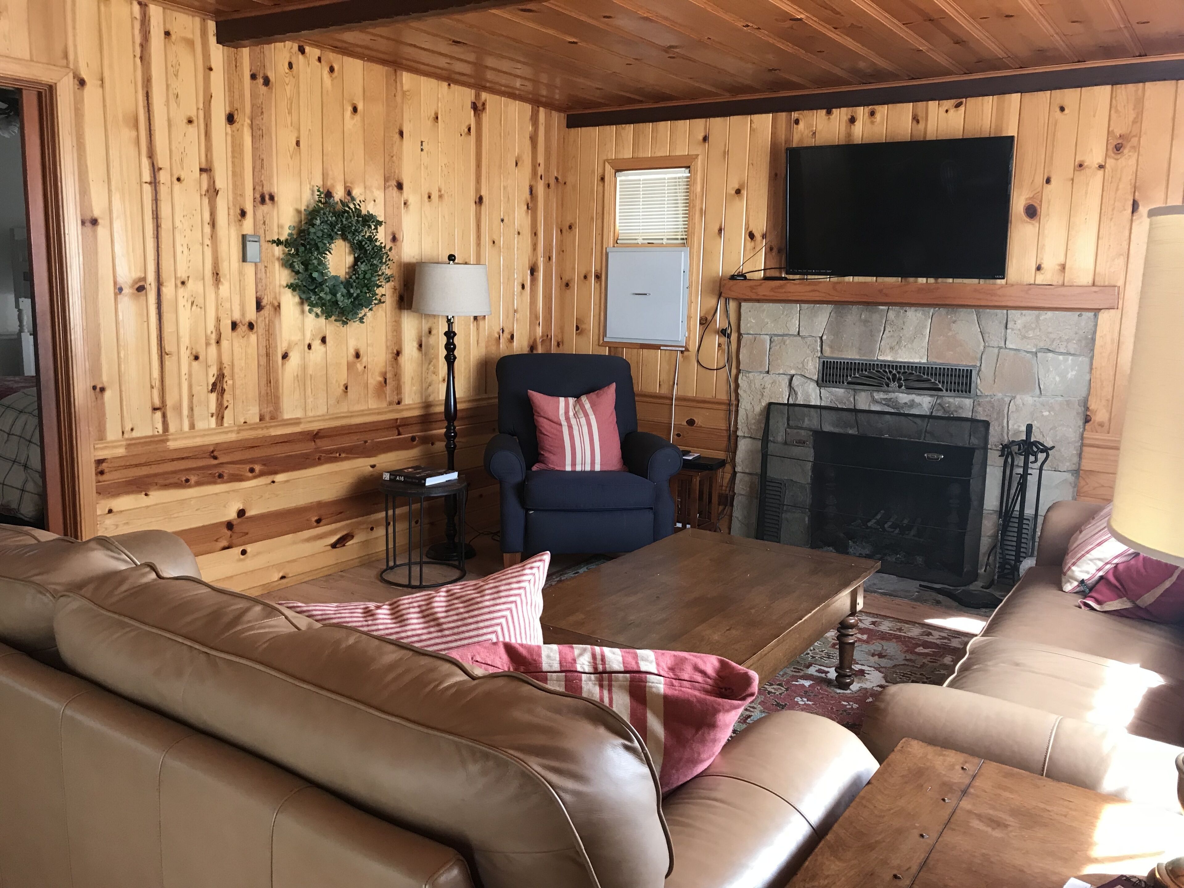 The Yellow Lakehouse-1 Block To Lake-near Yosemite - Bass Lake, CA