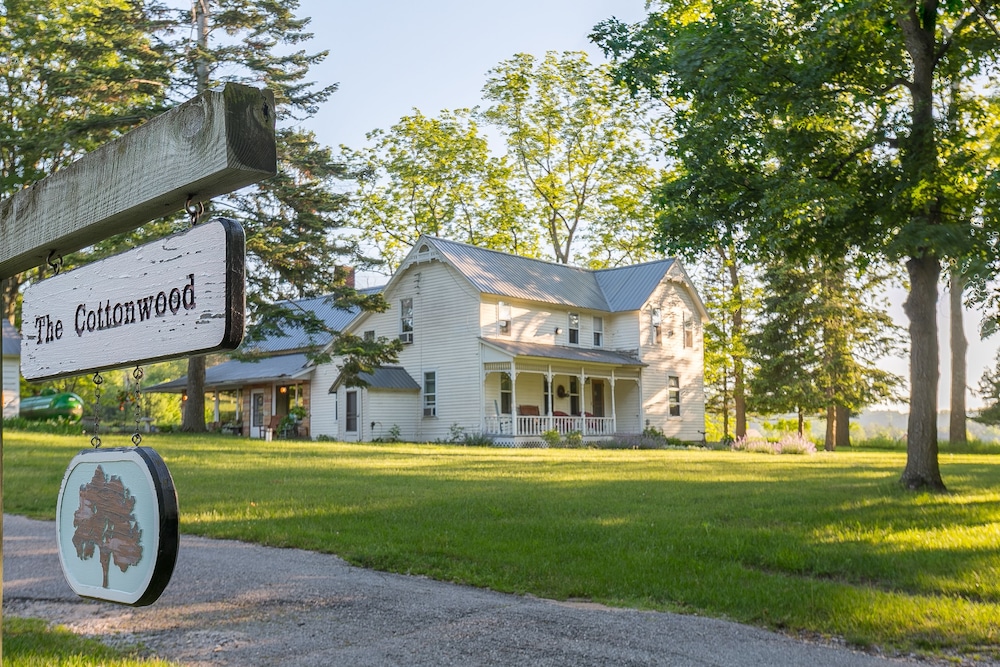 The Cottonwood Inn B&b - Glen Arbor, MI