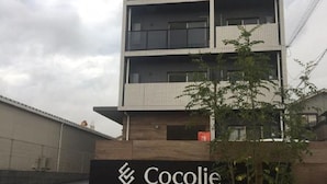 Um edifício de vários andares com uma placa que diz 'Cocolier'.