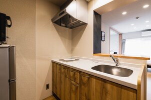 Quarto, para não fumantes (Superior A) | Cozinha americana privada | Geladeira, micro-ondas, talheres/pratos/utensílios de cozinha