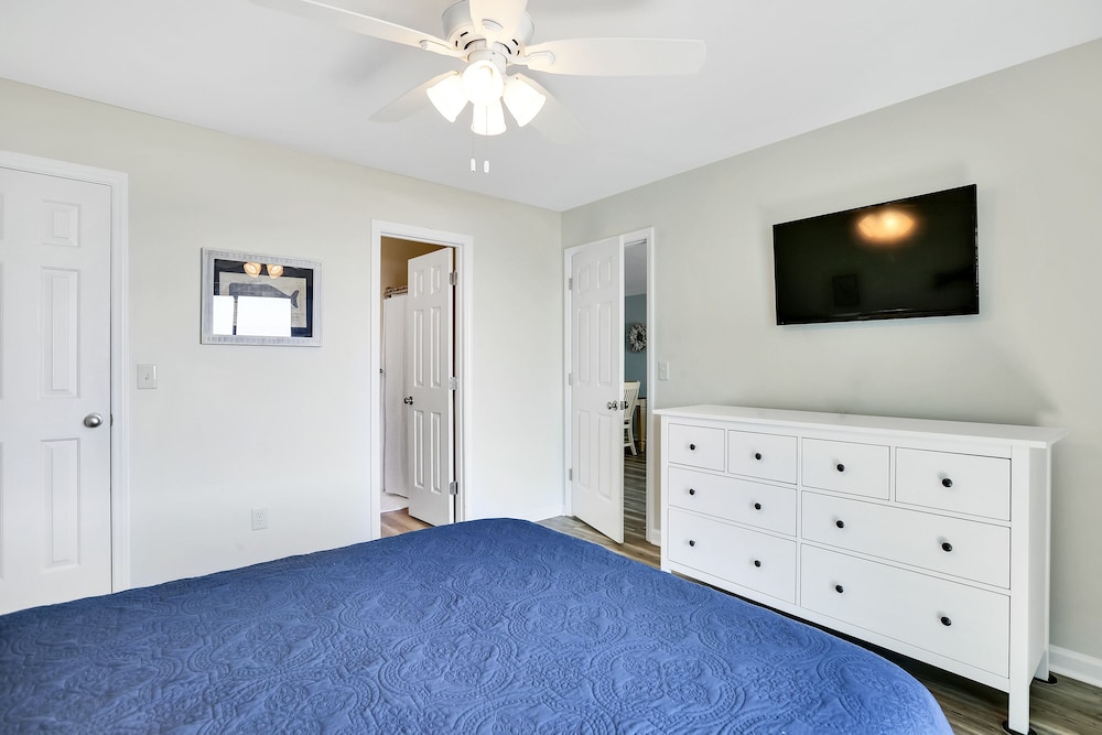 Oceanfront & Pool With Gorgeous Views From The Large Deck - Sleeps 7 - Southport, NC