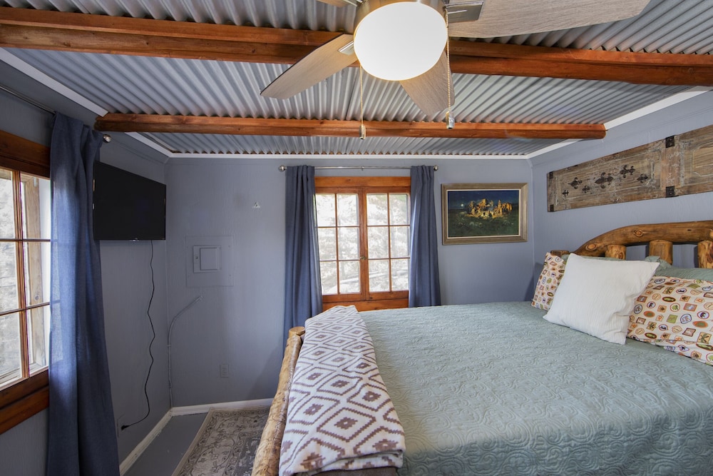 Walk To Downtown! Amazing Views! Quiet, Peaceful Space! Rustic Cabin, Free Wifi - Grand Lake, CO