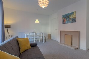 Apartamento família, várias camas, vista para a baía, no piso térreo | Área de estar | Smart TV