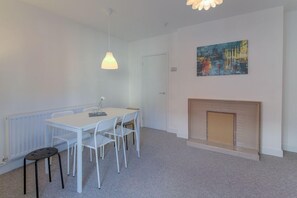 Apartamento família, várias camas, vista para a baía, no piso térreo | Área de estar | Smart TV