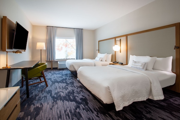 Secretária, cortinas/cortinados opacos, ferro/tábua de engomar