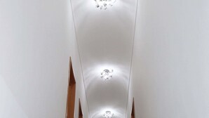 Uma escadaria com degraus de mármore que levam a uma porta.