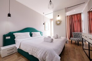 Quarto casal luxo | Frigobar, escrivaninha, espaço de trabalho para notebook