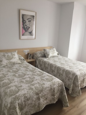 Quarto duplo | Quartos à prova de som, Wi-Fi de cortesia, roupa de cama