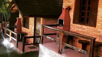 Chalé romântico (1) | Frigobar, Wi-Fi de cortesia, roupa de cama