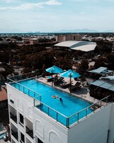 Piscina no piso superior