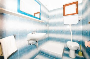 Quarto Duplo (Guest House Rooms Rose - Romantic Dou) | Casa de banho | Um polibã, um secador de cabelo, toalhas fornecidas