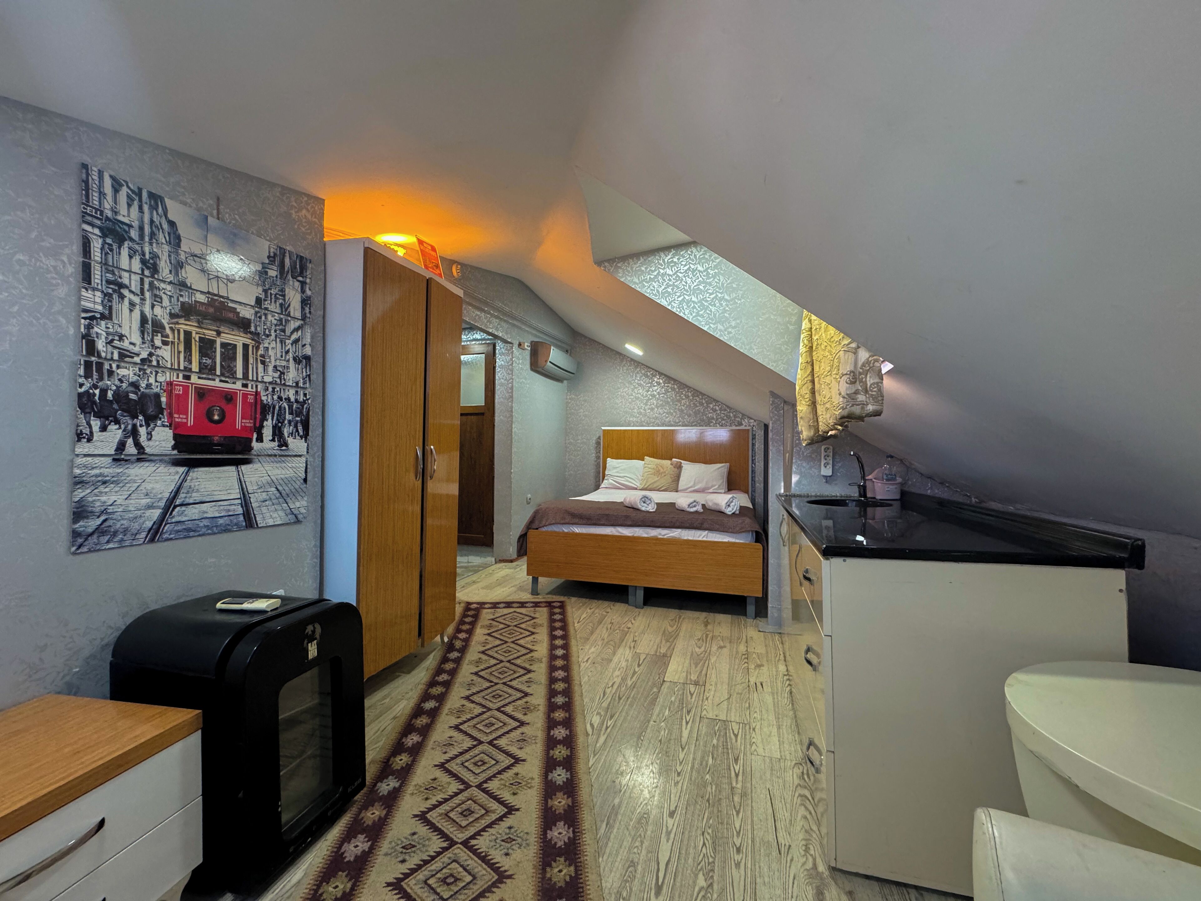 Quarto Triplo Standard, 1 cama de casal e sofá-cama, não fumadores, kitchenette | Com decoração personalizada, com mobília individualizada, secretária 