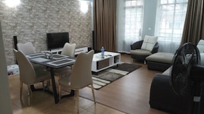 Apartamento, 2 quartos | Sala de estar | TV de tela plana