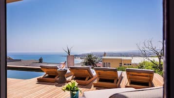 Terraço com espreguiçadeiras