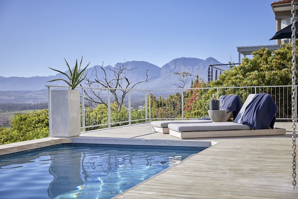 Piscina externa, guarda-sóis, espreguiçadeiras