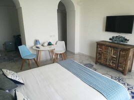 Quarto triplo conforto, vista para o mar (Stair Access Only) | Frigobar, cofres nos quartos, cortinas blackout