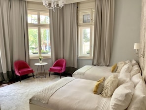 Quarto superior | Frigobar, cofres nos quartos, individualmente decorados
