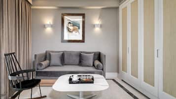 Suite Sénior | Sala de estar | Smart TV
