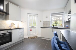 Apartamento | Cozinha privada | Um frigorífico, um micro-ondas, um forno, uma placa de cozinha 