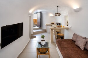 Um frigorífico, uma placa de cozinha, uma máquina de café expresso 