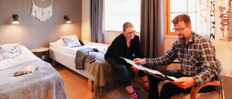 Quarto Twin | Secretária, cortinas/cortinados opacos