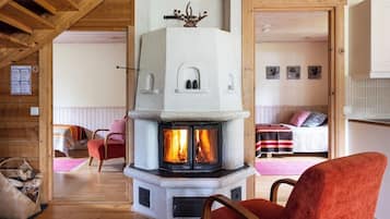 Chalé, 4 quartos, sauna (Suopursu) | Sala de estar | TV de ecrã plano