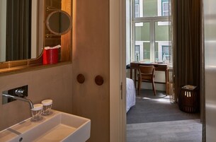 Chuveiro, chuveiro com efeito de chuva, produtos de toalete grátis 