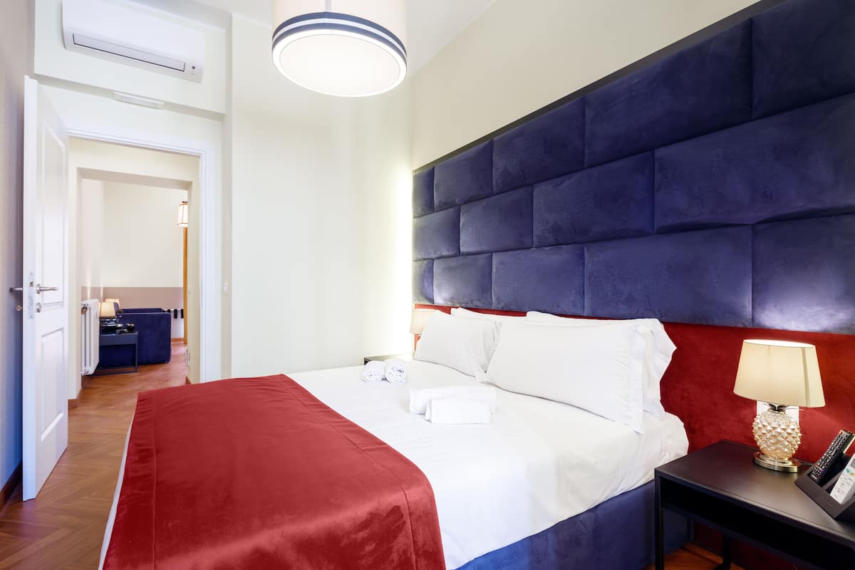 Apartamento família, sacada | 1 quarto, cofres nos quartos, individualmente mobiliados, escrivaninha
