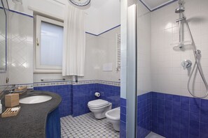 Chuveiro, chuveiro com efeito de chuva, secador de cabelo, bidê
