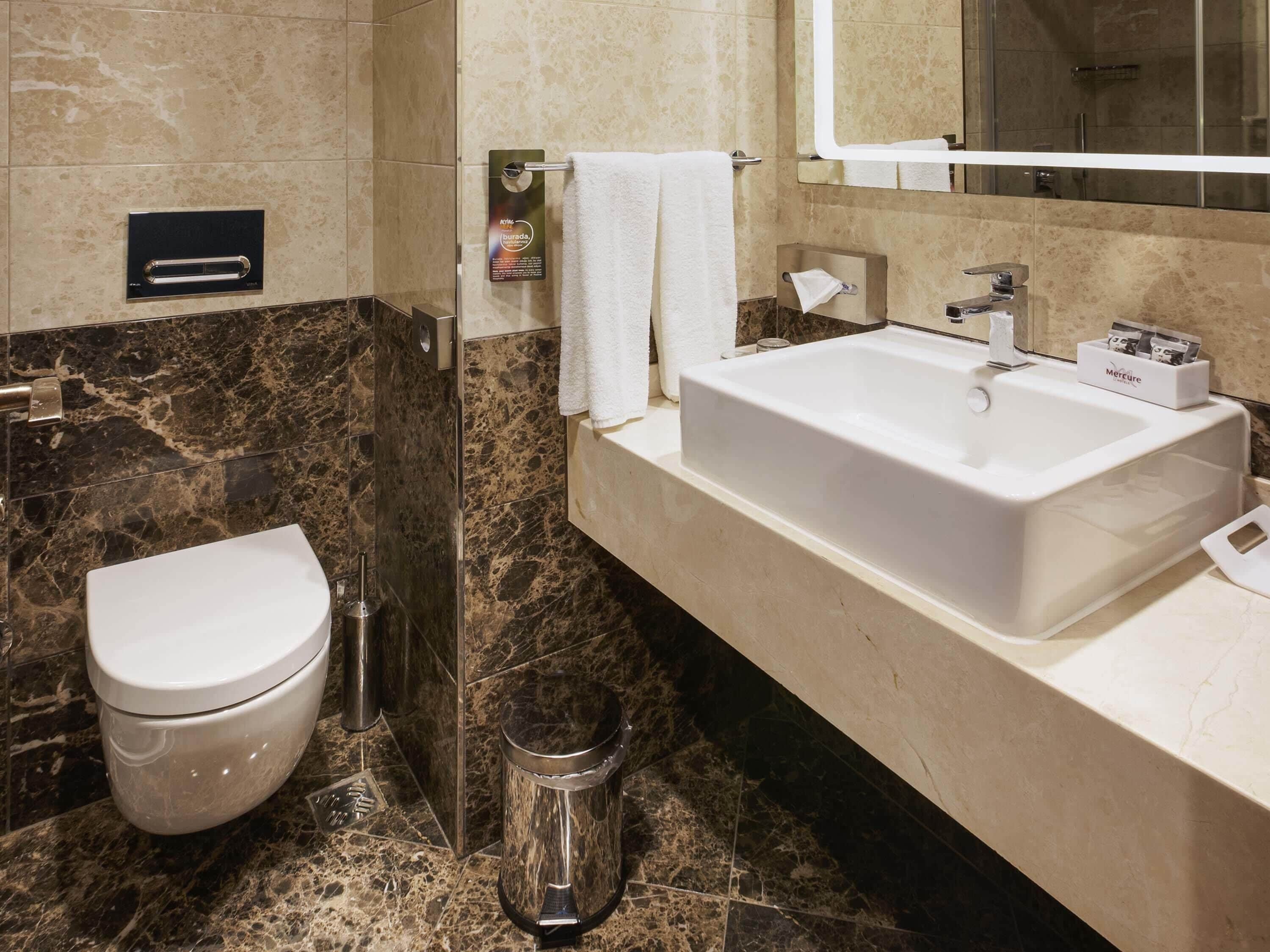 Quarto Twin Superior, 2 camas individuais | Cofre com capacidade para portátil, secretária 