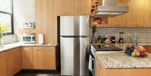 Apartamento, não fumadores | Cozinha privada | Um frigorífico/congelador grande, um micro-ondas, um forno