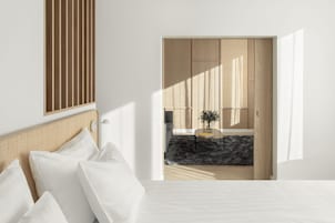 Suíte júnior | Cofres nos quartos, escrivaninha, cortinas blackout