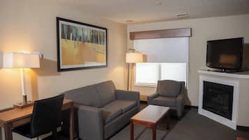 Suíte luxo, 2 camas Queen, para não fumantes (Two-Bedroom) | Área de estar | TV de tela plana 32 polegadas com canais a cabo, TV