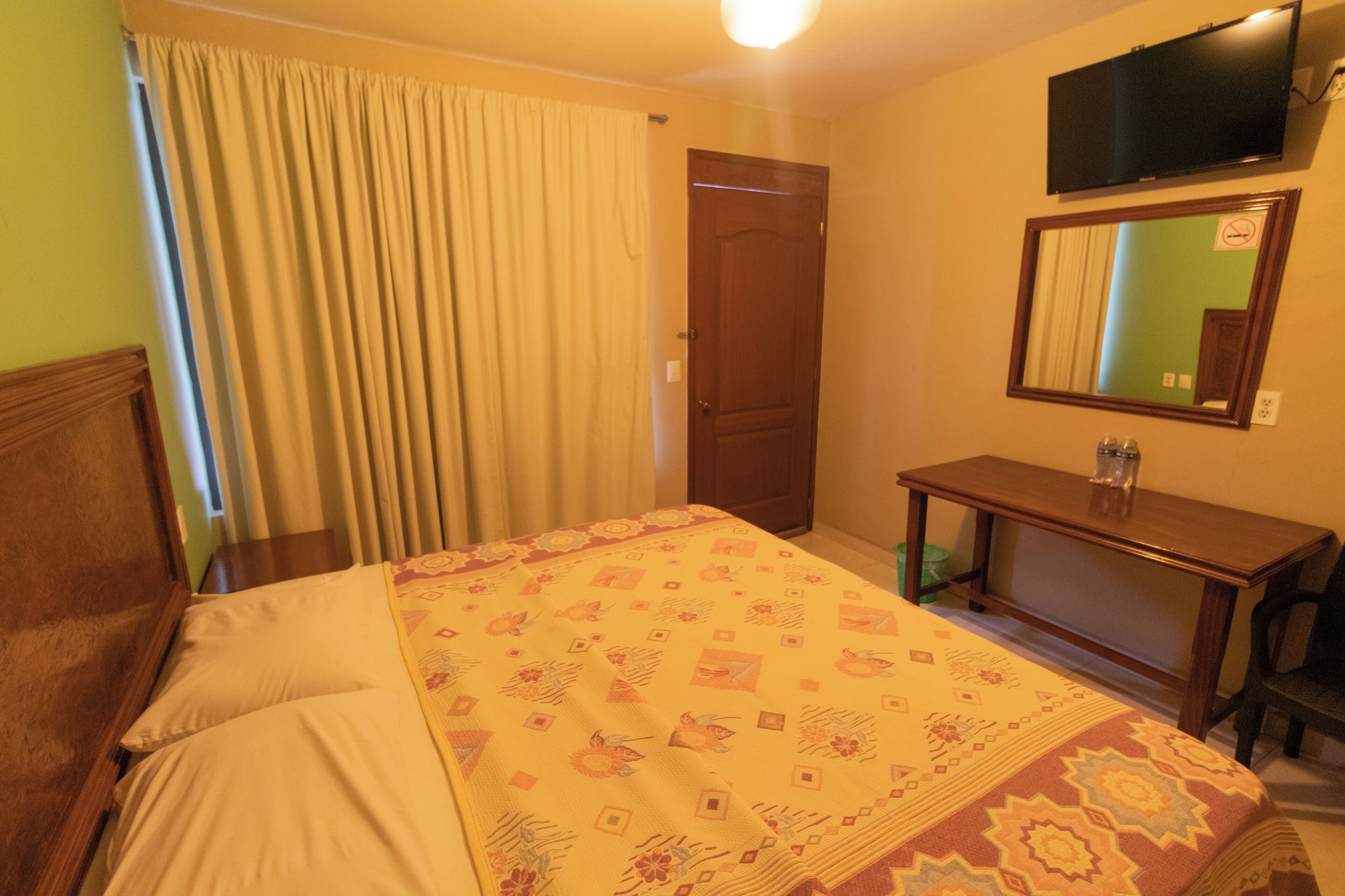 Quarto Executivo | Secretária, ferro/tábua de engomar, Wi-fi grátis 