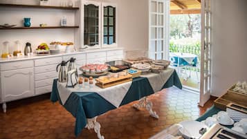 Café da manhã com buffet grátis todos os dias