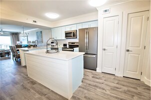 Apartamento em Condomínio Fechado, 2 quartos, vista para a praia (403) | Sala de estar | Televisor LED 