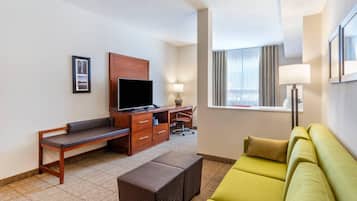 Suíte, 1 cama King e sofá-cama, para não fumantes (Efficiency) | 1 quarto, escrivaninha, Wi-Fi de cortesia, roupa de cama