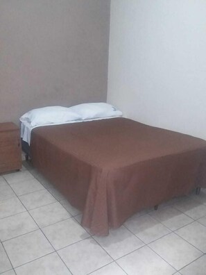 Quarto Individual Básico | Wi-fi grátis, roupa de cama fornecida 