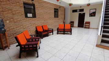 Área de estar no saguão
