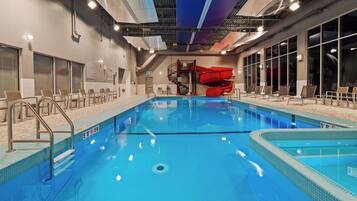 Piscina interna, funciona das 9h às 22h, espreguiçadeiras