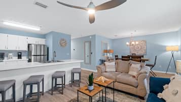 Condo, 2 quartos, vista para o resort (D205) | Área de estar | Smart TV 55 polegadas com canais a cabo, TV