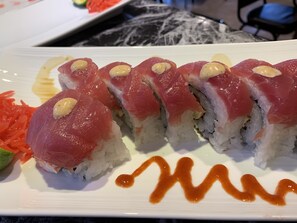 Um prato de sushi com molho regado.