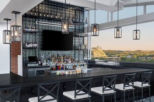 2 bares/lounges