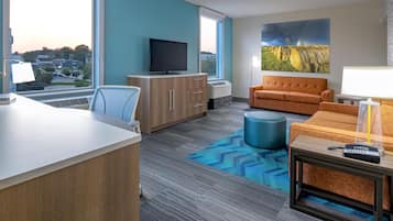 Suíte, 2 quartos, para não fumantes | Área de estar | Smart TV 49 polegadas com canais via satélite, TV, dock para MP3